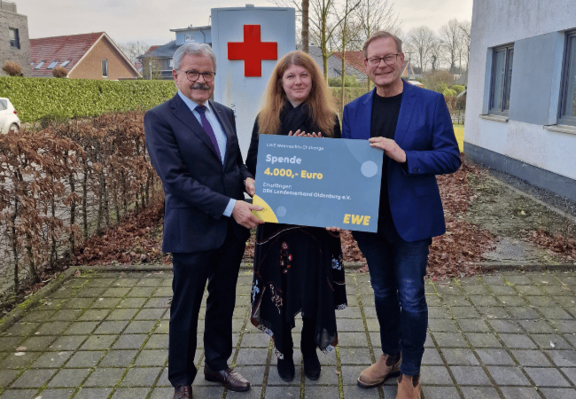 4.000-Euro-Spende für DRK-Landesverband Oldenburg aus EWE-Weihnachts ...